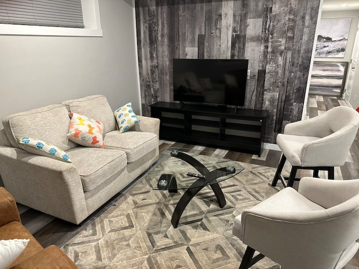 2 Bedroom Executive Suite In Nolanhill - Calgary