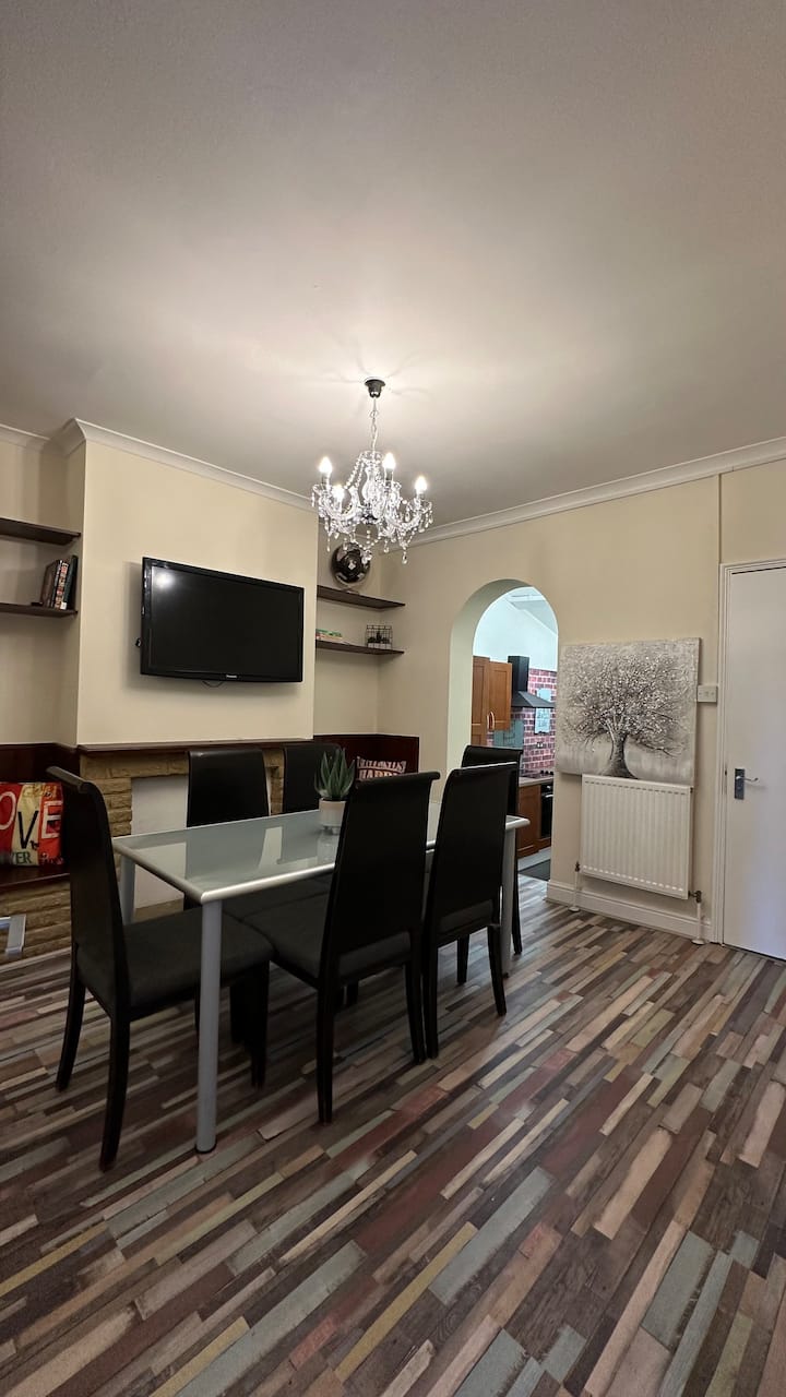 Palaz 7 - 4 Bedroom House - Enfield