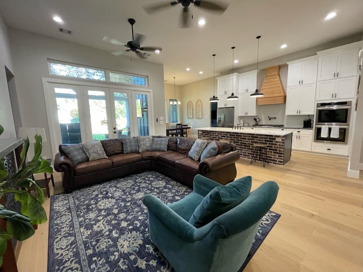 Downtown Tomball Cottage, Sleeps 12 - Stagecoach, TX