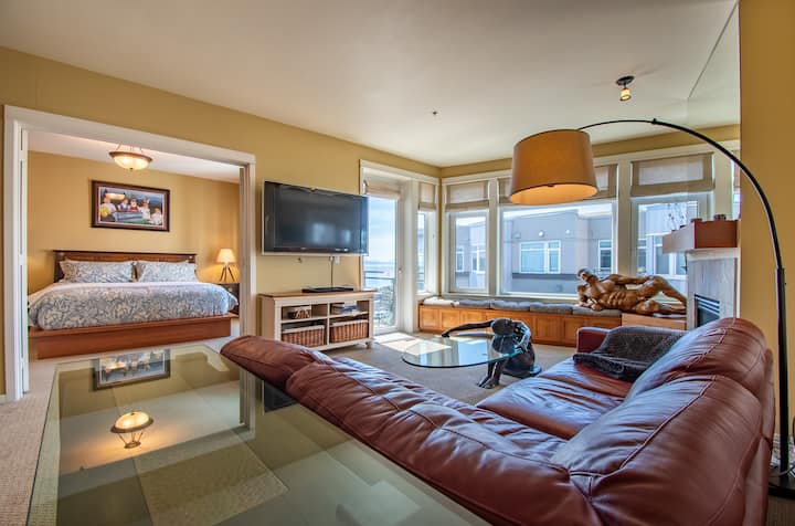 Luxurious Waterfront Penthouse 2br/2ba + Parking! - Ballard - Seattle