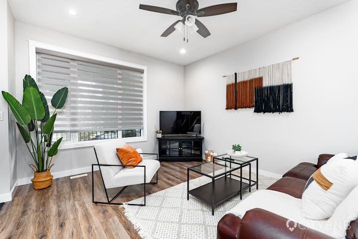Central. New Duplex. Sleeps 6. 3 Bed/2 Bath. -