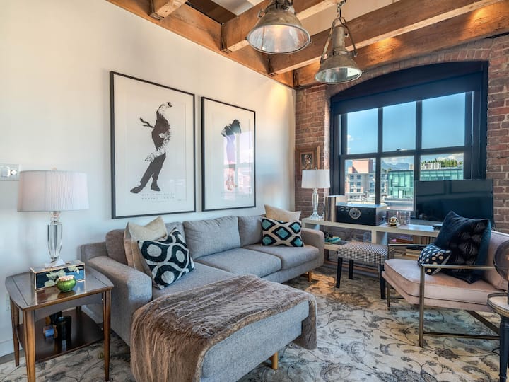 Gastown Artist's Loft! 2 Bedroom, Chic & Spacious - Vancouver