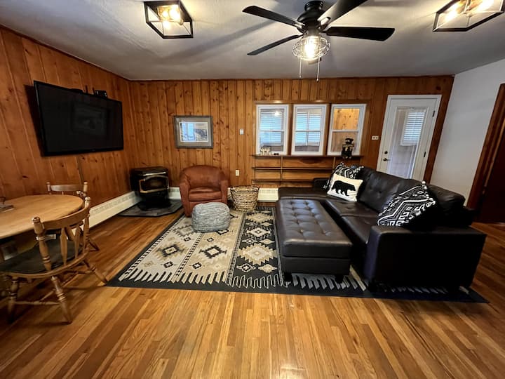 Bearbnb Cozy Cloudcroft Village Cabin - Cloudcroft, NM