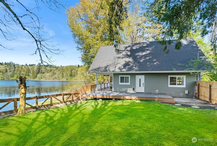 Fall Getaway W/hot Tub, Lake Views & Cozy Firepit - Port Orchard, WA
