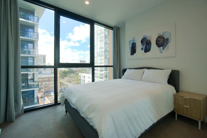 Stylish City Retreat: 3br Oasis With Pool And Spa - Enfield