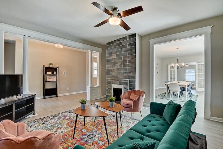 Carrollton Cutie! 4 Bd, 2.5 Ba, Pet-friendly! - Indianapolis
