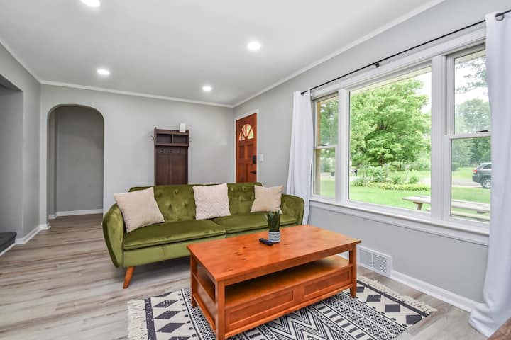 Escape W/ Game Room Near Sports Complex - Peoria, IL