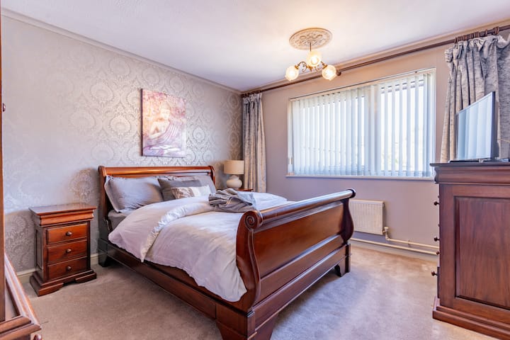 Central Aster House, 3 Bedrooms, Parking - Nottingham