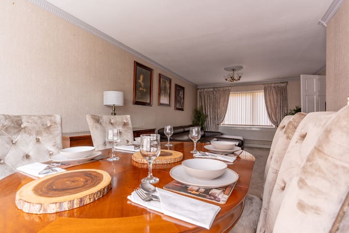 Central Aster House, 3 Bedrooms, Parking - Nottingham