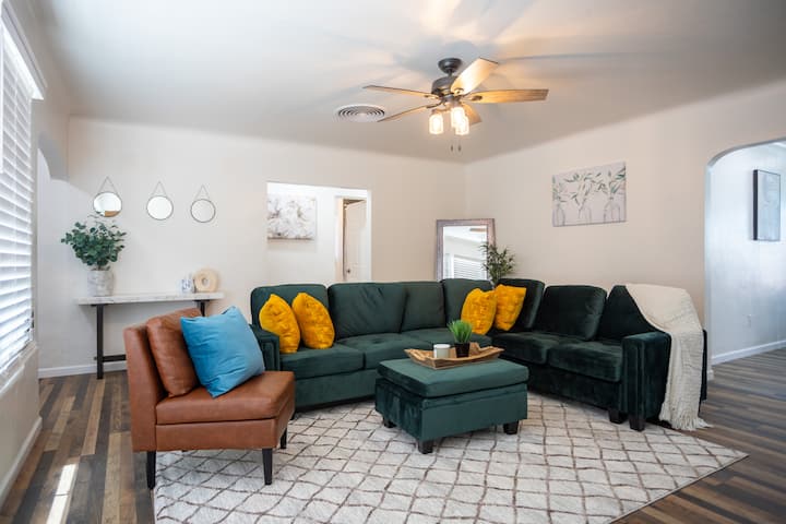 The Yuma White Modern Pool Cozy Home - Yuma, AZ