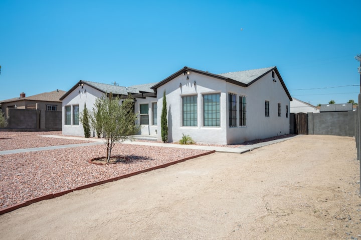 The Yuma White Modern Pool Cozy Home - Yuma, AZ