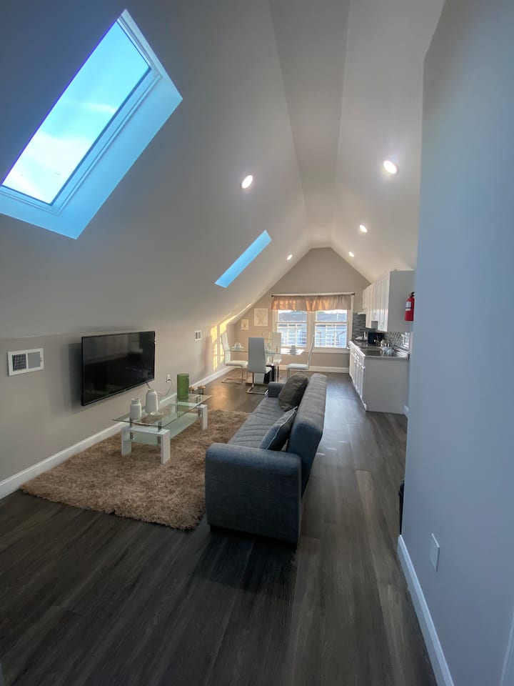 Stylish 3rd-floor Hideaway – Perfect For Couples - Staten Island, NY