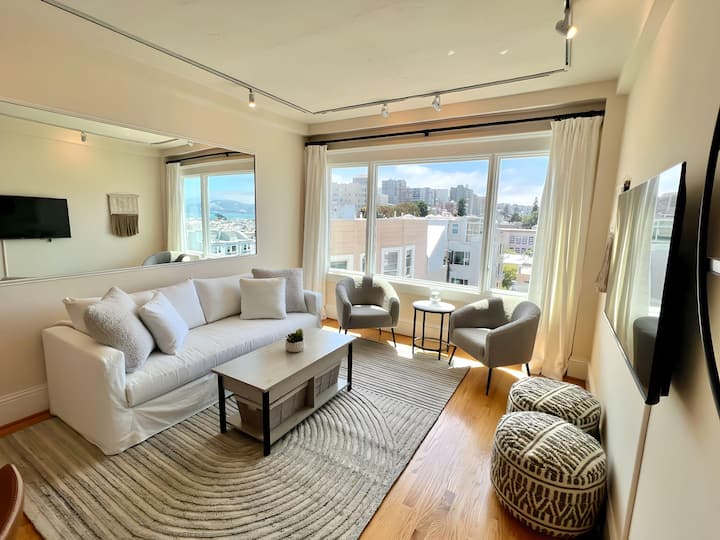 Luxurious View Condo Near The Marina - San Francisco, CA