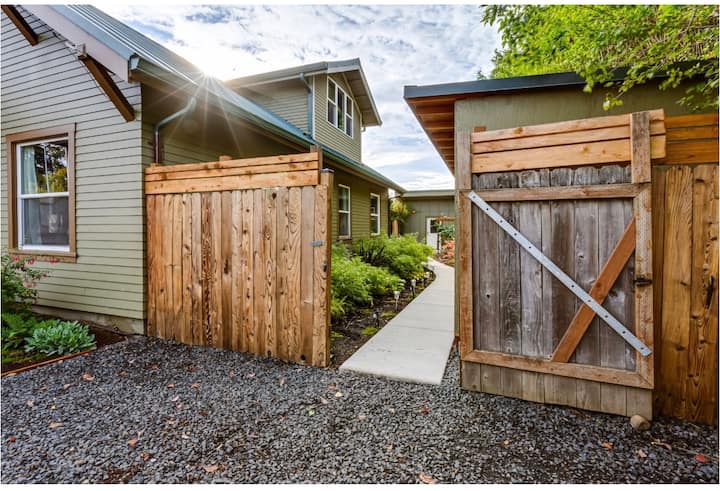 Bright & Modern Studio - Eugene, OR