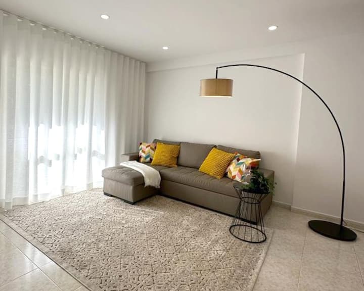 2 Bedroom Flat In Central Lagos With A/c & Balcony - Lagos, Portugal