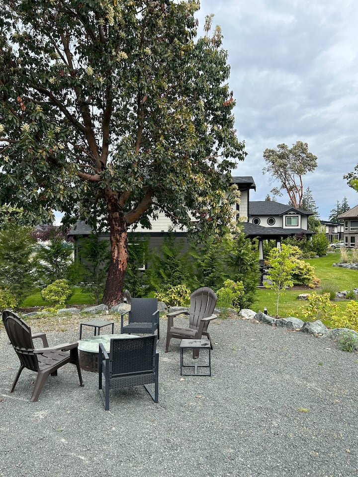 #19 Ocean Resort + Pool + Hottub & Modern Comfort - Parksville