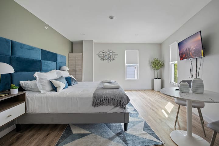 Sunny And Chic Studio In The Heart Of Middletown - Washington Heights, NY