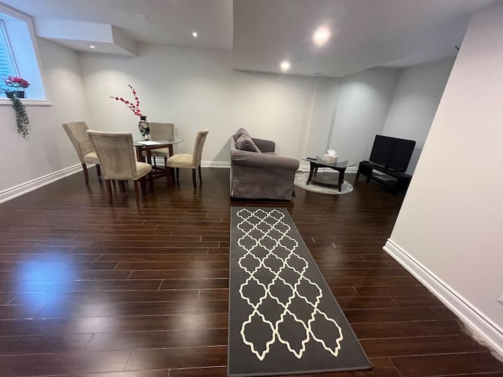 Furnished Basement Suit In Prime Churchill Meadows - 미시소거
