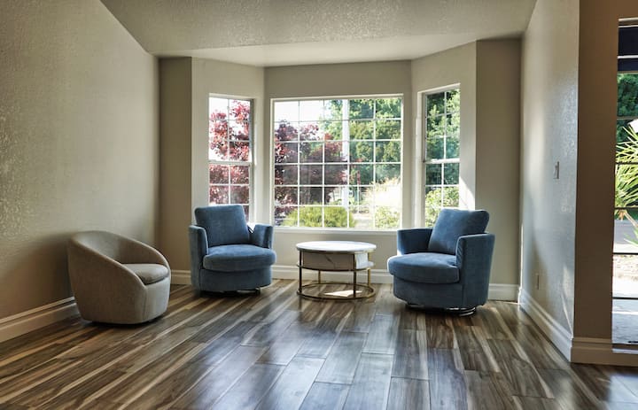 Luxurious Oasis With King Bed And Sparkling Pool - Roseville, CA