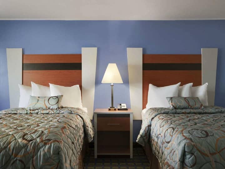 Guest Room W 2 Double Beds In Hyannis Ma Area - Yarmouth Port, MA