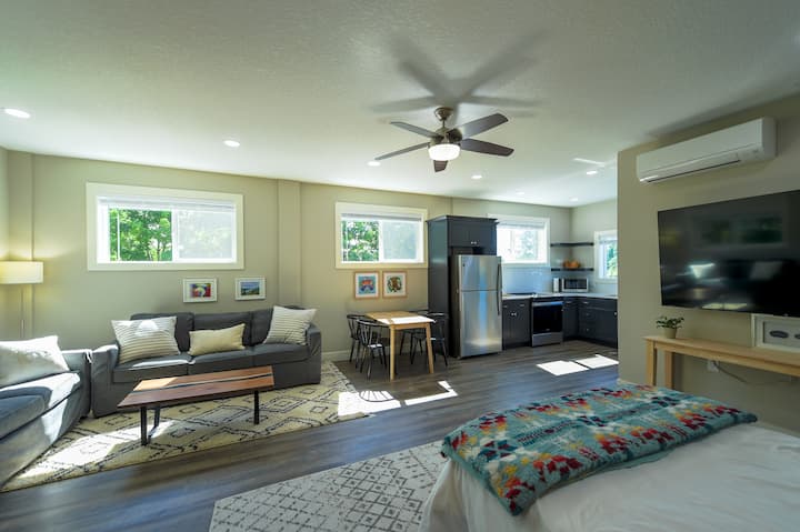 Tree Top Studio- *Brand New* In Wine Country - Sherwood, OR
