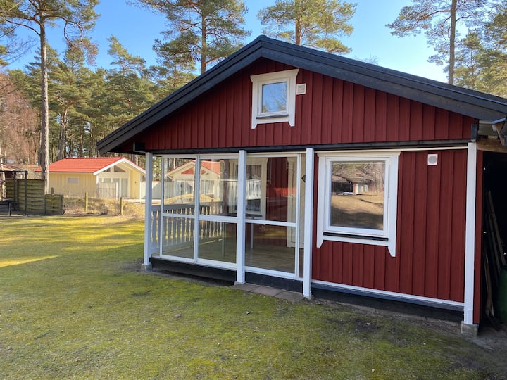 Strandnära Stuga Med Sovrum &  Sovloft - Åhus