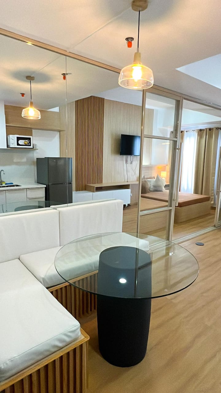 Nice Spacious Unit Near It Park W/ Parking - Cebu City