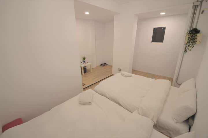 2台中逢甲簡約四人房(可住到六人)，到夜市2分鐘，位於一樓 - 台中市