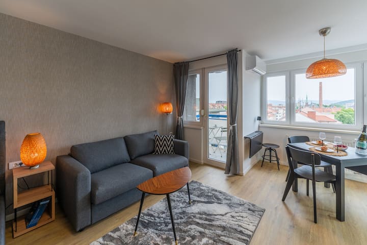 Elegant Apartment With A Balcony In The Center - Liubliana