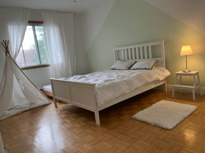 Large Sunny 3 Bedroom Home In Great Neighbourhood. - Montreal