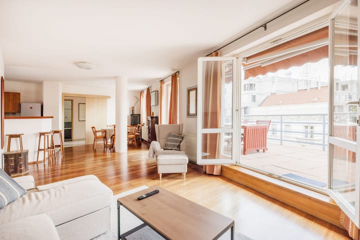 Bright And Spacious Penthouse W/ Terrace & Parking - Ungarn