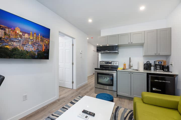 Downtown Luxury One Bedroom Prime Location - Montreal