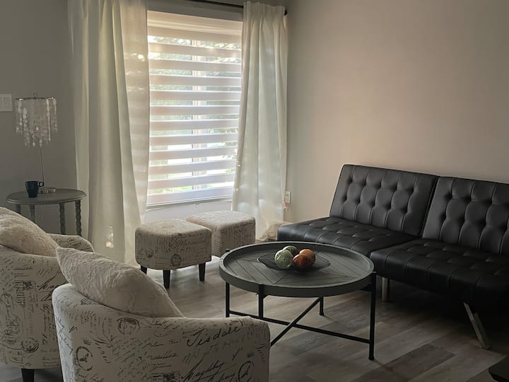 Beautiful Home With Heated Pool- 2026 Pool Is Open - Burlington