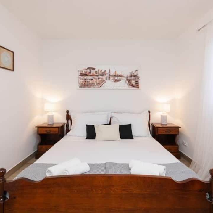 Villa Familia
5 Guests Apartment - Supetar