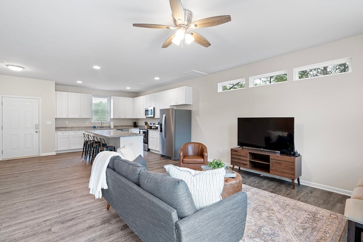 Insurance & Relocation Ready | Luxe | Pet Friendly - 加斯托尼亞