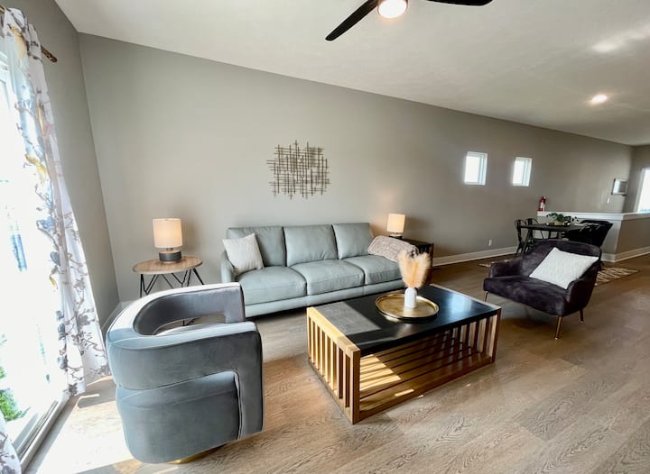 Stylish Retreat W/ Garage, Near Omaha Attractions - Gretna, NE