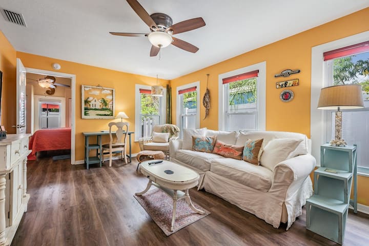 Upscale | Private | Cozy | Comfort | Downtown Home - Clearwater