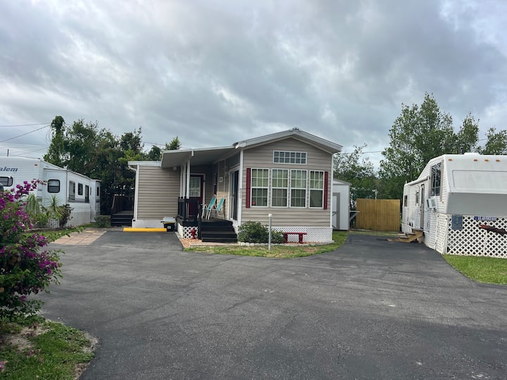 Beautiful Park Model (5) $349.99 Weekly 2 Family - Sebring, FL