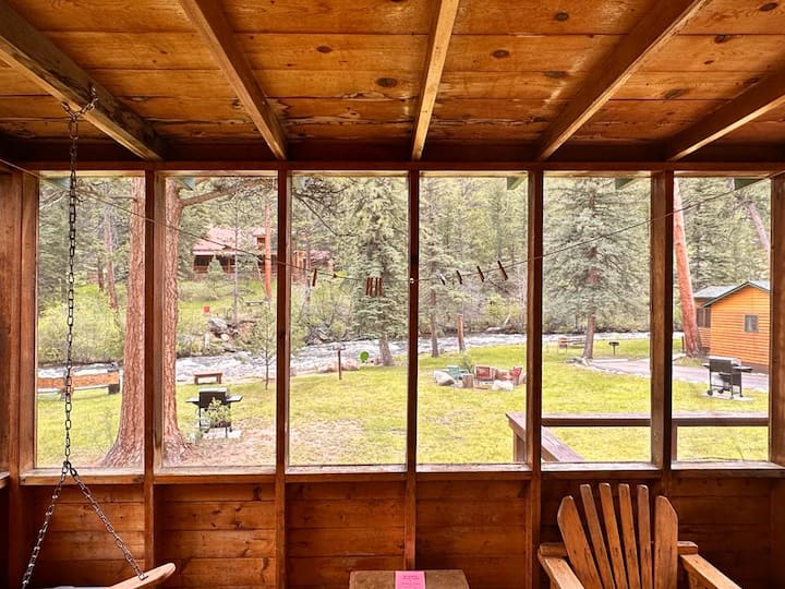 3-bedroom Riverside Cabin - Linger Longer - Estes Park, CO