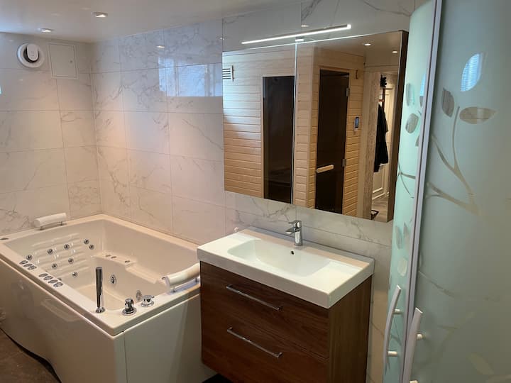 Townhouse Close To City Centre, Room For 8! -