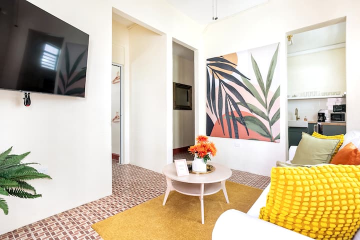 New 2br Gem – Sleeps 6, Walk To Hotspots - San Juan