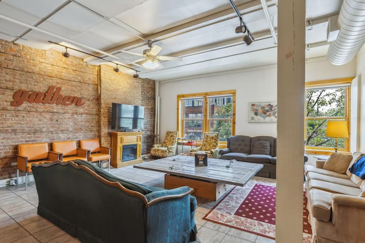 The Victor • Sleeps 30+ W/ Rooftop • Group Stay - Cleveland, OH