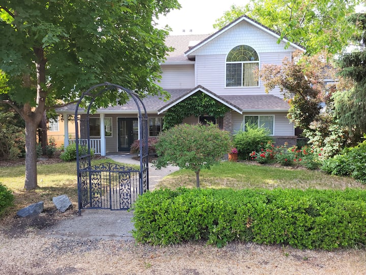 "Maple Tree Suite" 5-min Walk To The Lake & Kgh - Kelowna