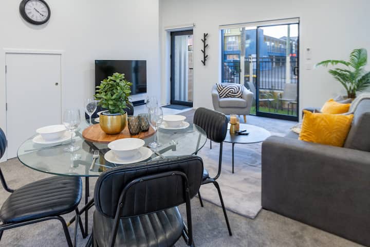 Central City Convenience: Cafes, Bars, Supermarket - Costa Oeste