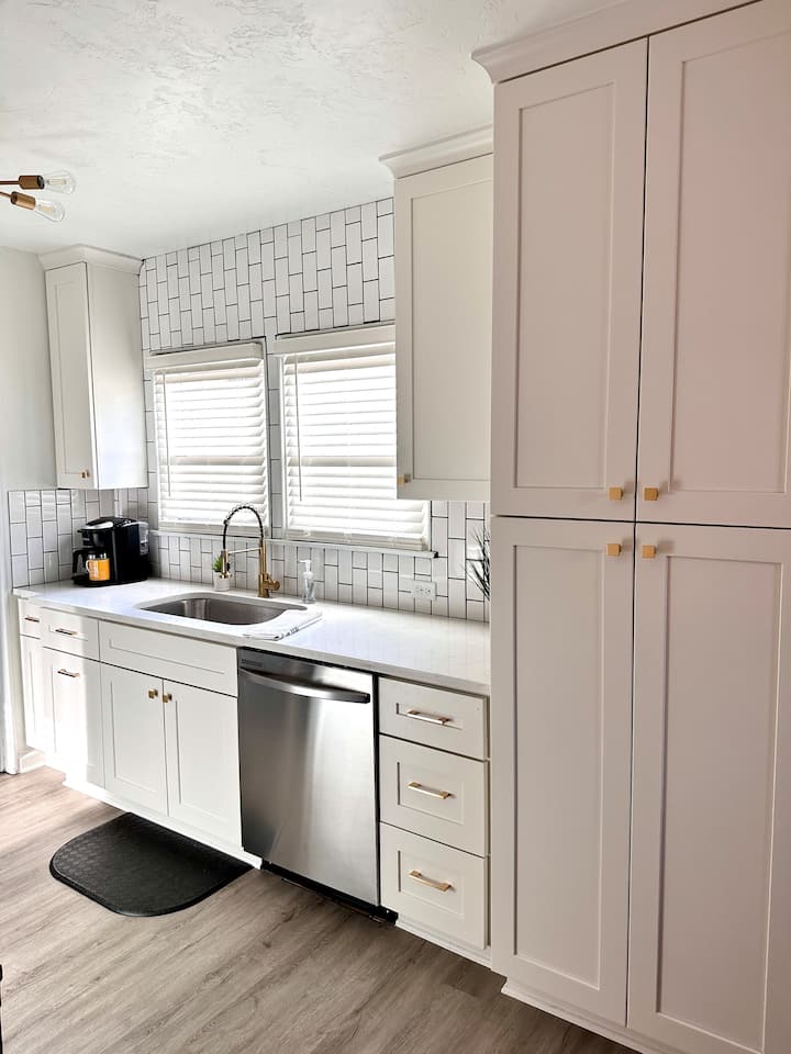 Chic Newly Renovated 2 Bedroom! - Lincoln, NE