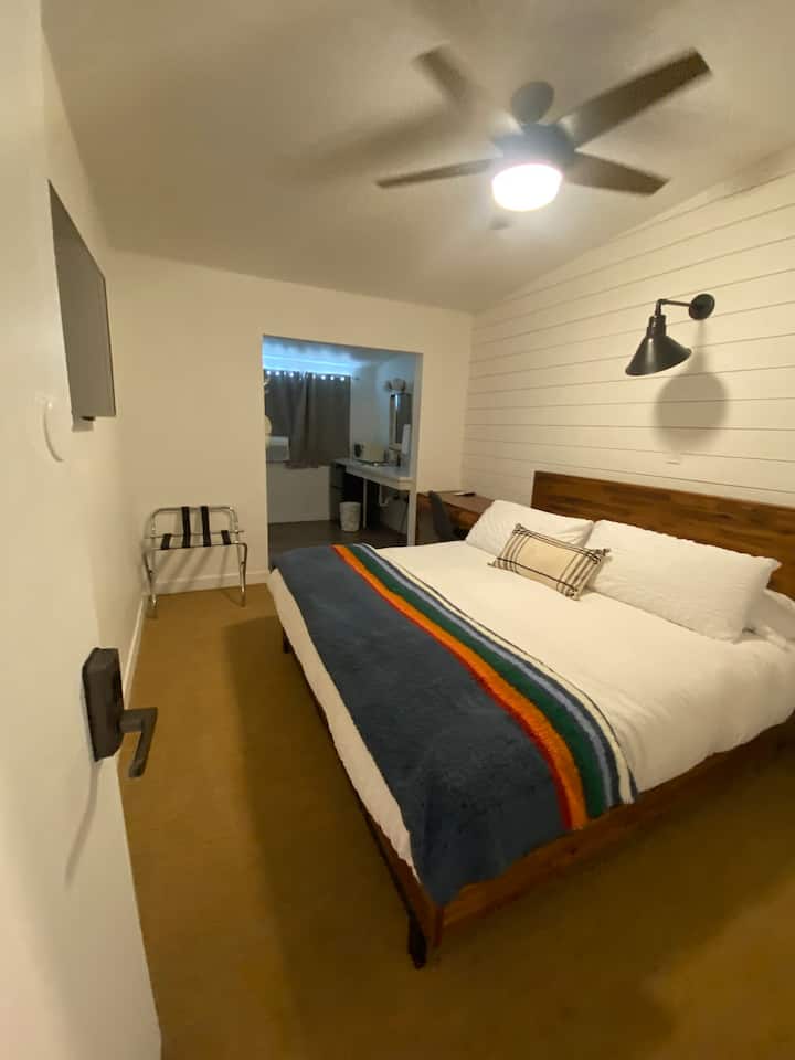 Remodeled Hotel Room—new Queen Or King Bed-#2 - Mojave, CA