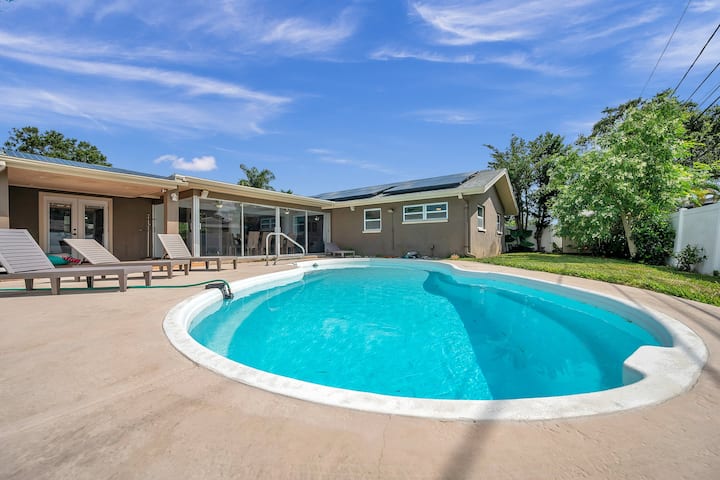 Beach Retreat With Pool - Redington Shores, FL