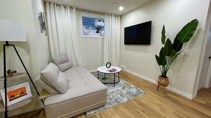 Bright Private Suite • Near Airport • Banff Access - Calgary