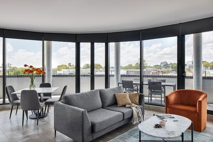 Generous, Private Balcony, One Bedroom Apartment - Parramatta