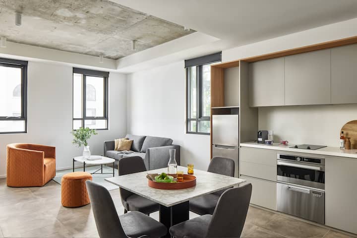 Two Bedroom Apartment With Balcony - パラマタ